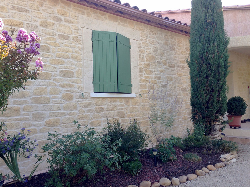 Réalisation pour cette façade en enduit à la chaux reproduisant la ...